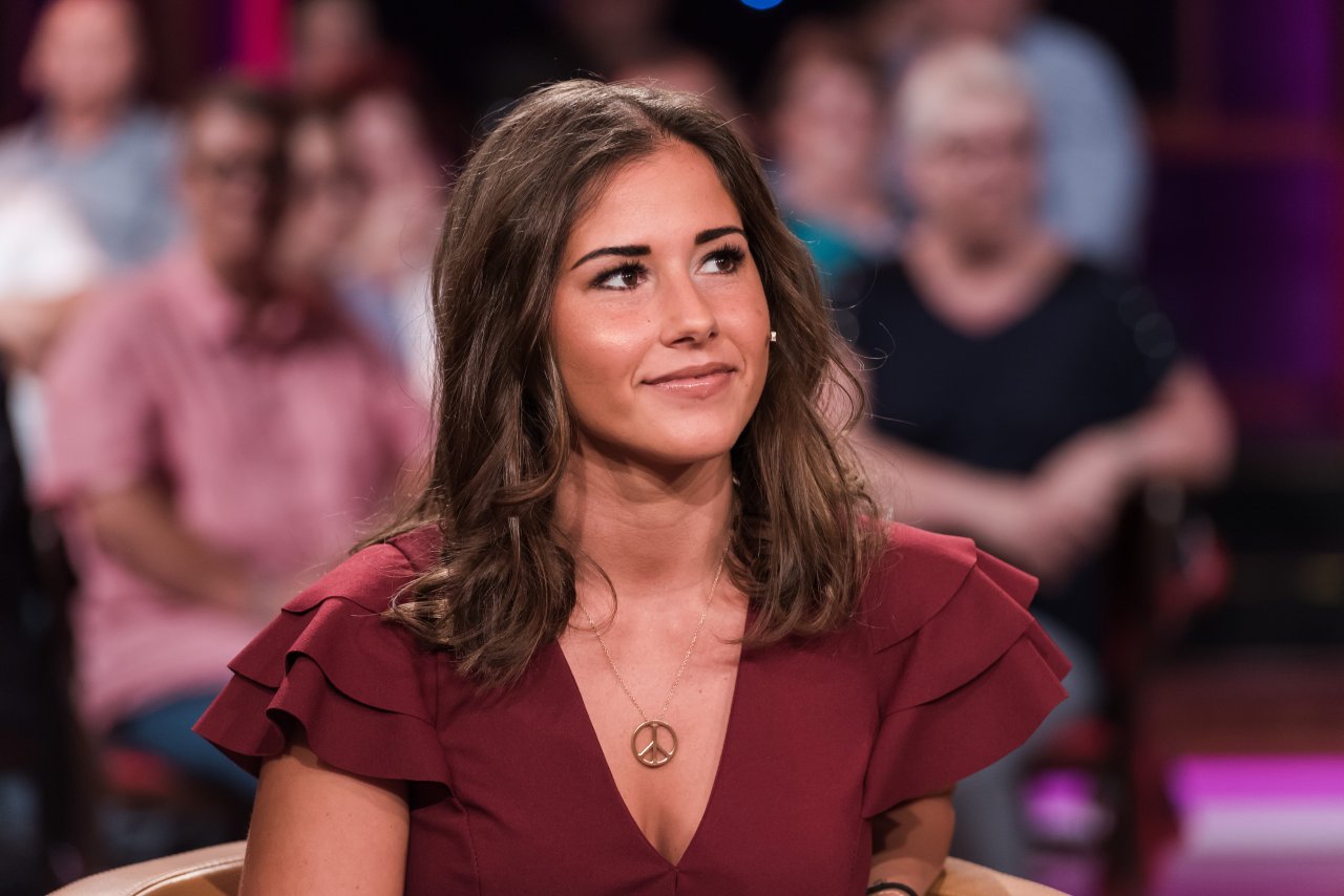 Sarah Engels Julian Beobachtet Die Sängerin Plötzlich Dabei Derwesten De