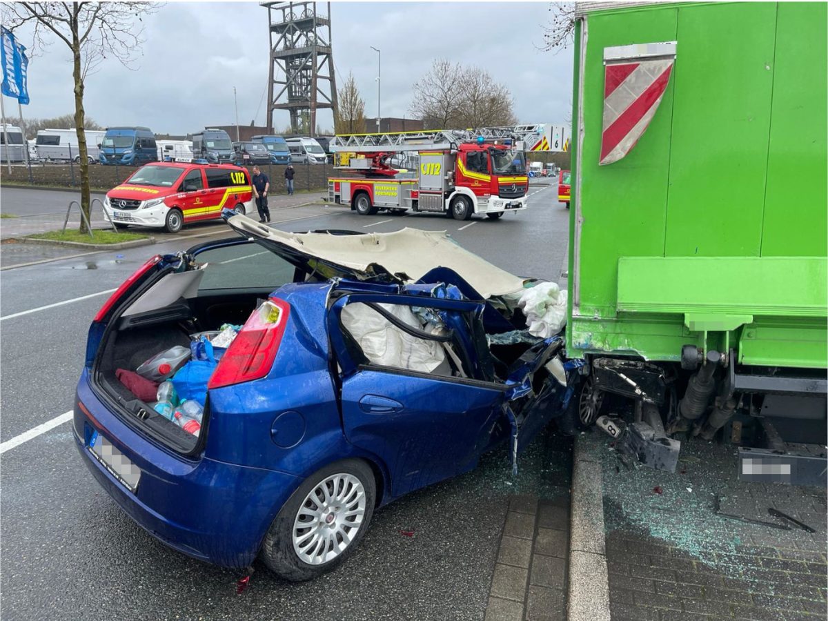 Dortmund Schwerer Unfall Auto Kracht Unter Lkw Zwei Verletzte